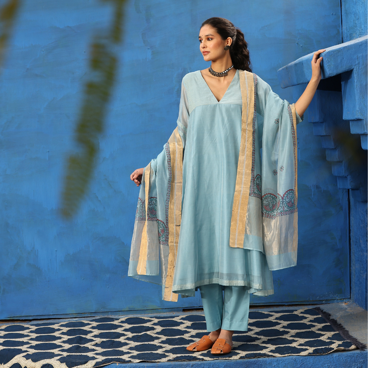 What Is a Saree? History, Style and Meaning – WeaverStory